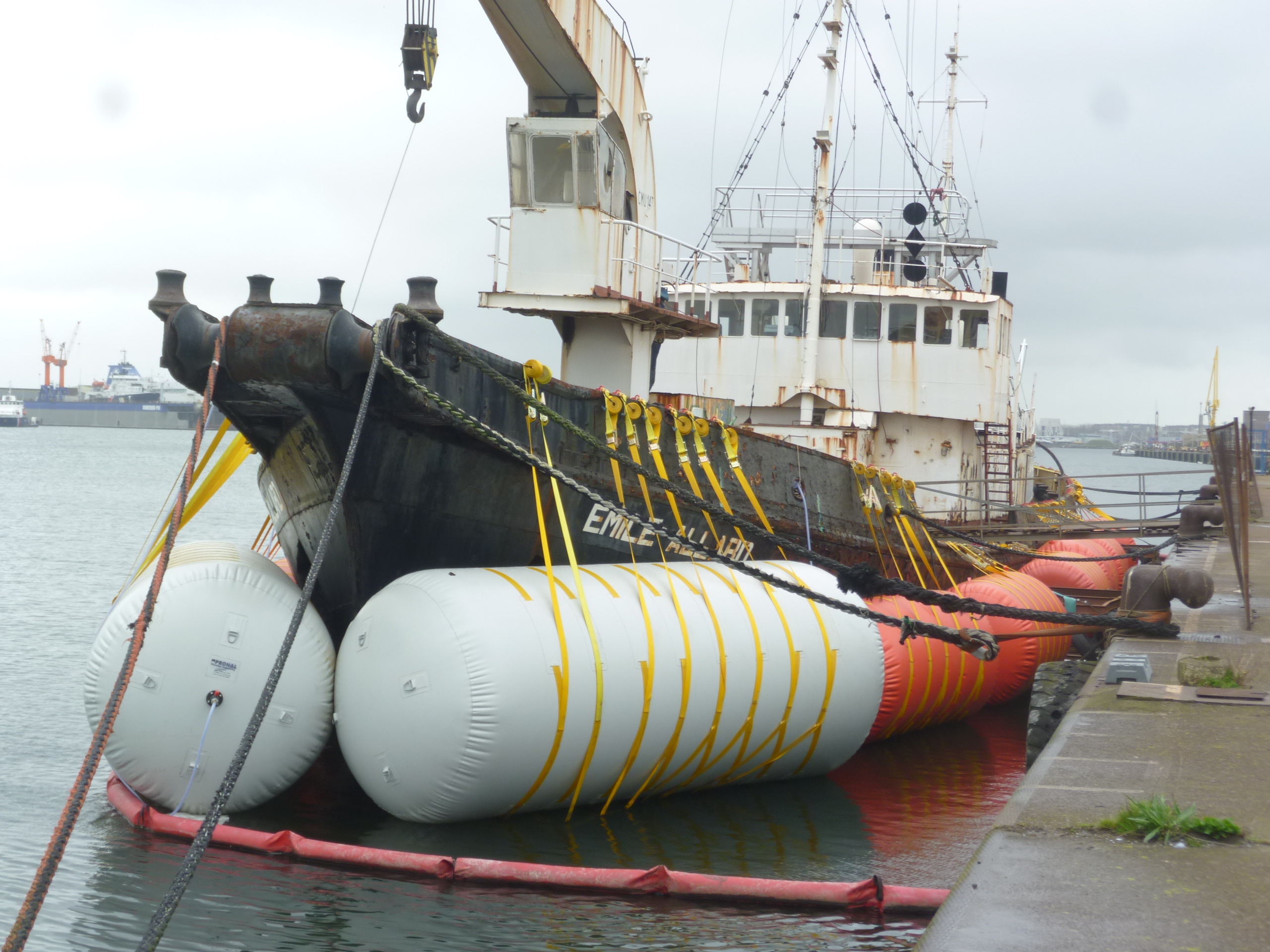 Refloat a boat with inflatable lifting systems