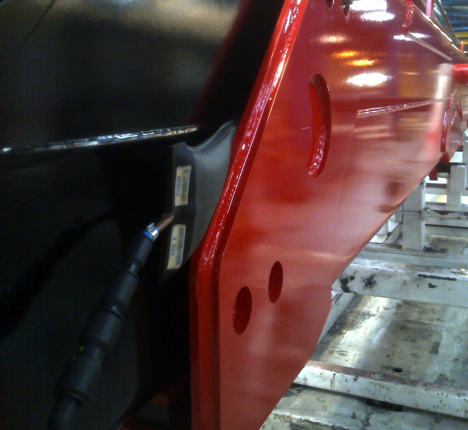 Wedging of parts: an inflatable effort lever on a production line