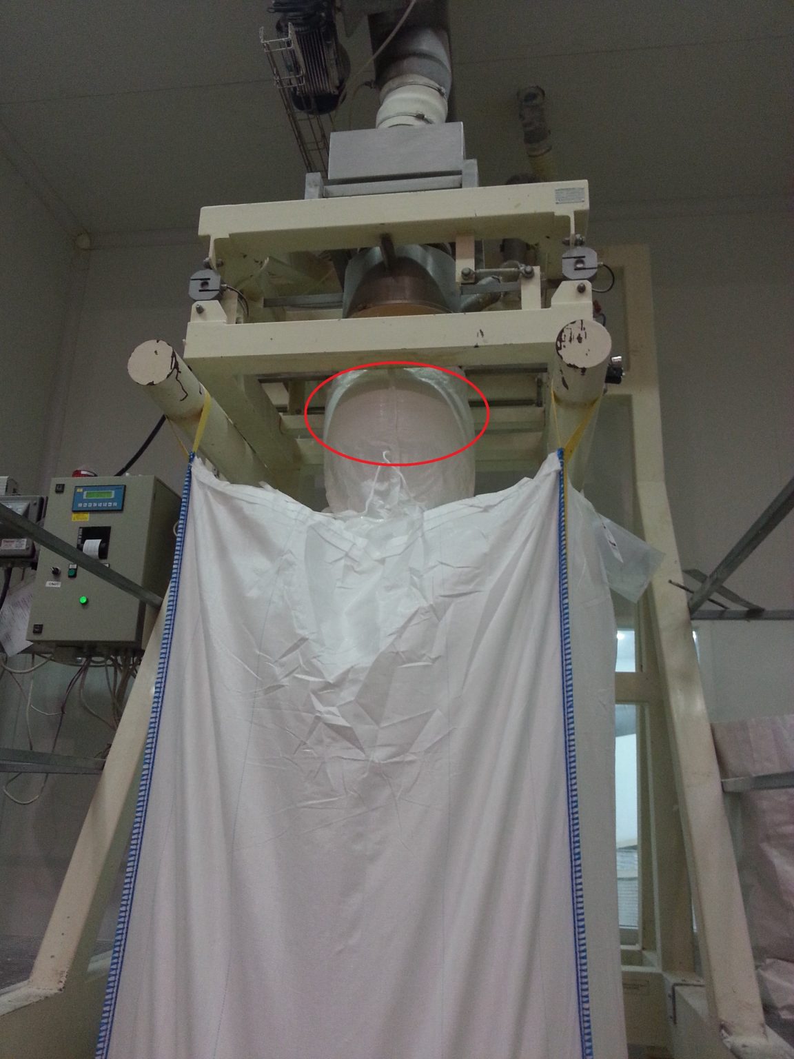 Inflatable joints to hold a big-bag sleeve and ensure its watertightness