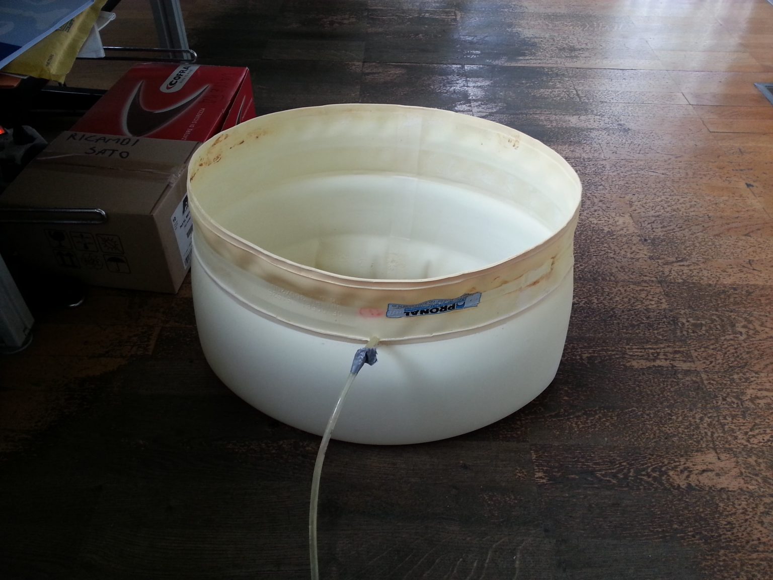 Inflatable joints to hold a big-bag sleeve and ensure its watertightness