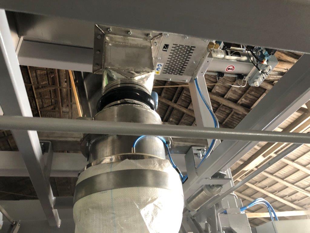 Inflatable joints to hold a big-bag sleeve and ensure its watertightness