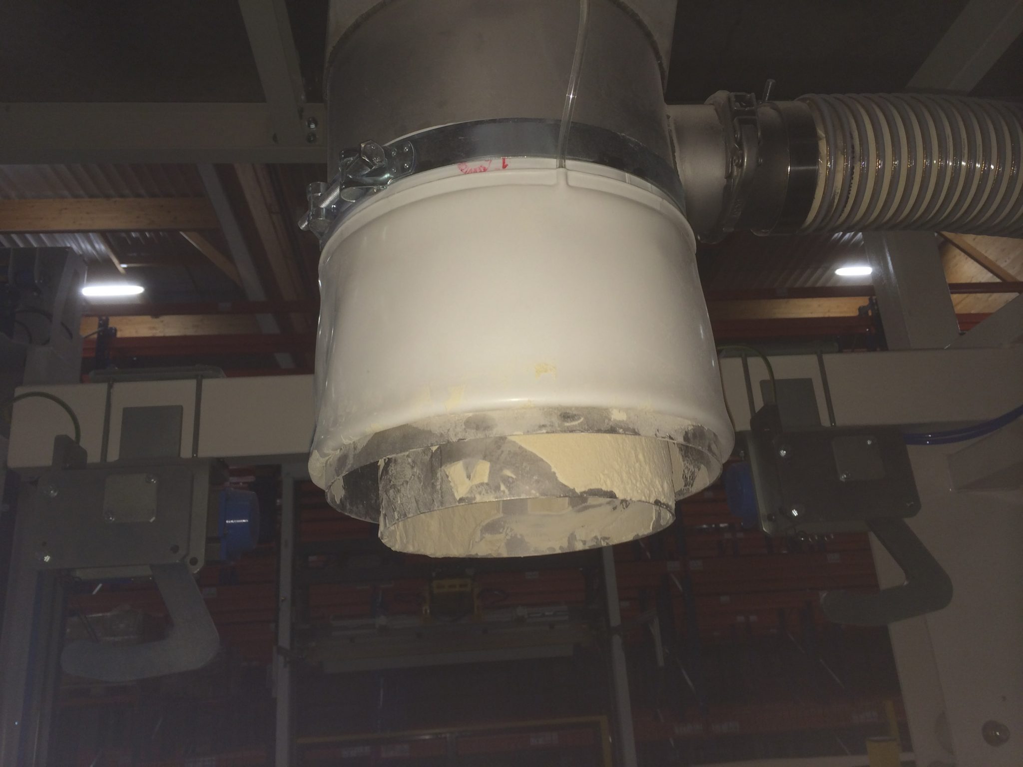 Inflatable joints to hold a big-bag sleeve and ensure its watertightness